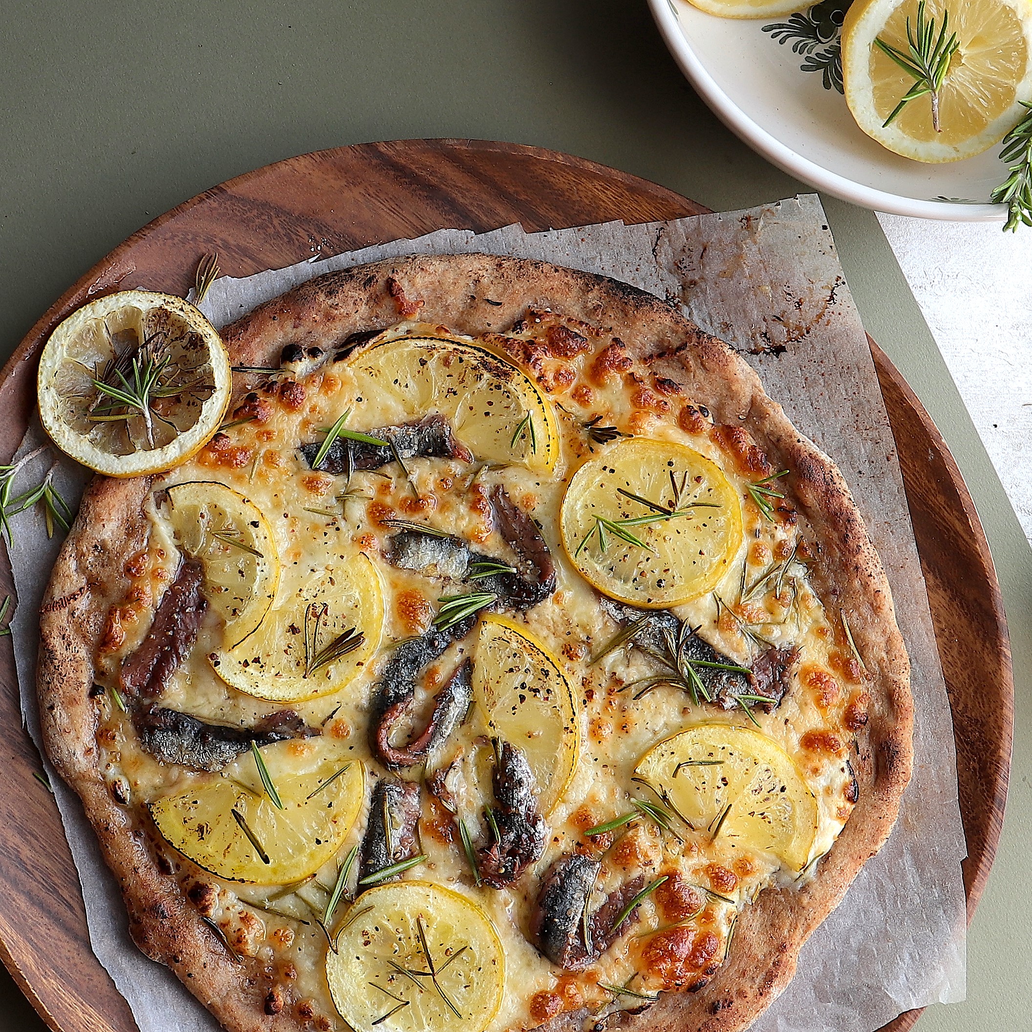 COCA INTEGRAL DE LIMÓN, MOZZARELLA, ROMERO Y ANCHOAS :: Receta Gourmet